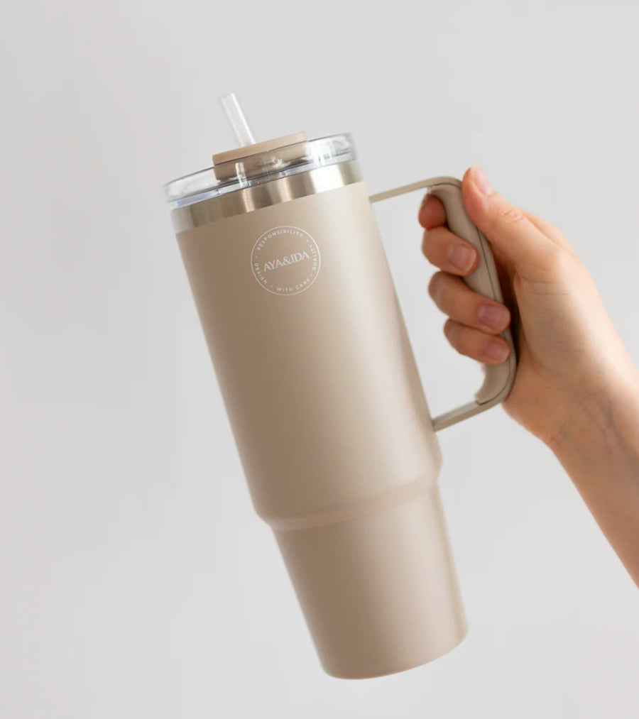 THERMO CUP WITH STRAW von AYA IDA NENNE